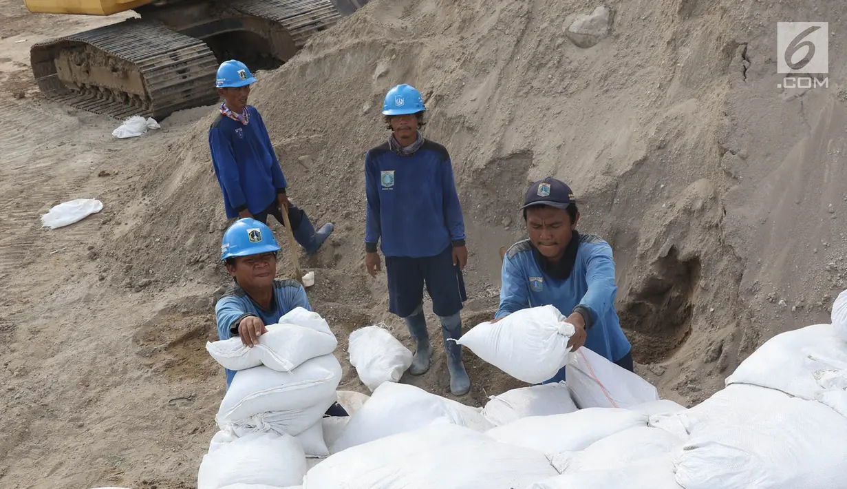 FOTO: 11.000 Karung Pasir Disiapkan untuk Antisipasi Banjir di Jakarta ...