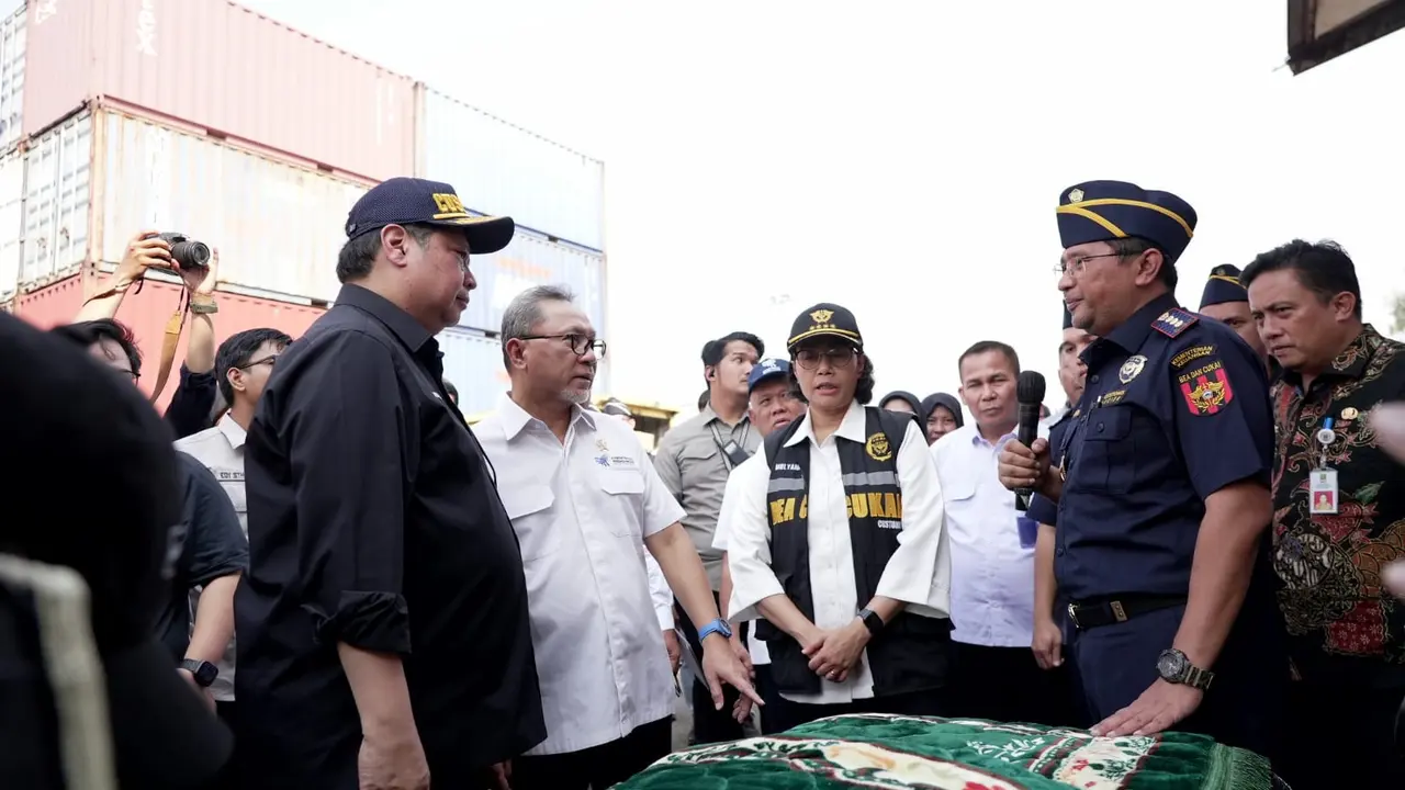 Bea Cukai, Kemendag, hingga Polri Musnahkan Pakaian Bekas Ilegal - News Liputan6.com