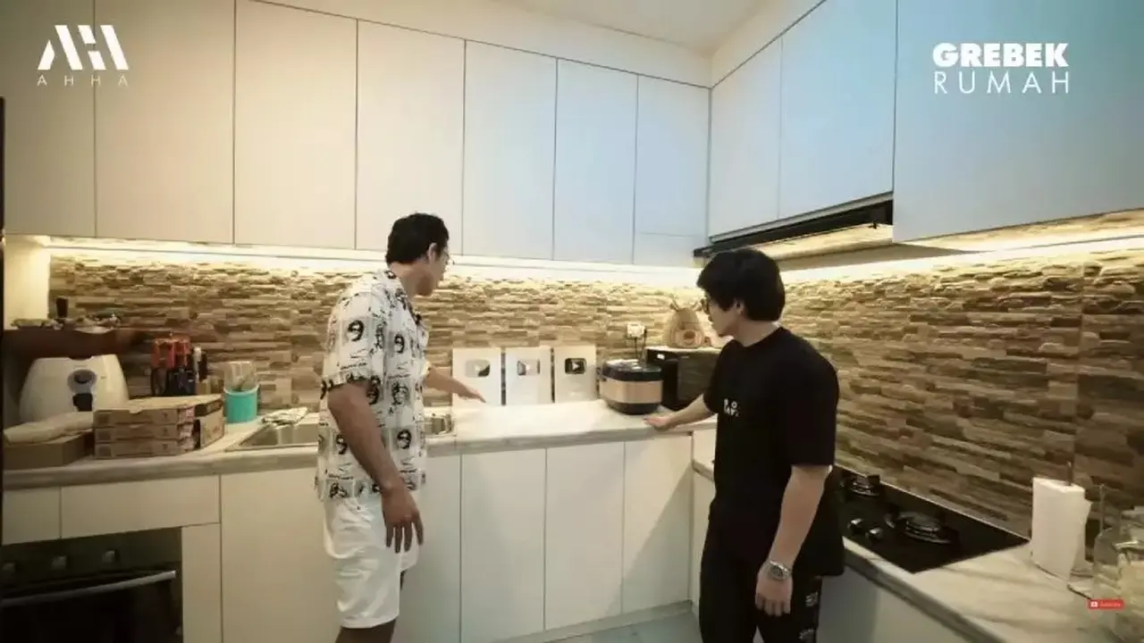 9 Potret Dapur di Rumah Denny Sumargo yang Minimalis, Nyaman dan Fungsional - ShowBiz Liputan6.com
