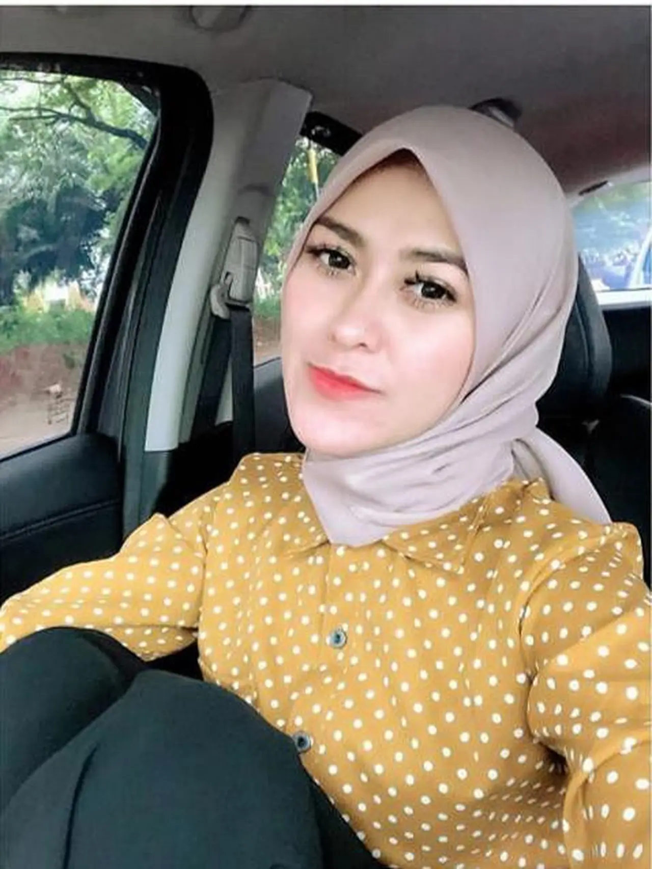 Tampil Berhijab, Ini 6 Potret Terbaru Ade Bunga Niari Mantan Istri Andika Mahesa - Hot Liputan6.com