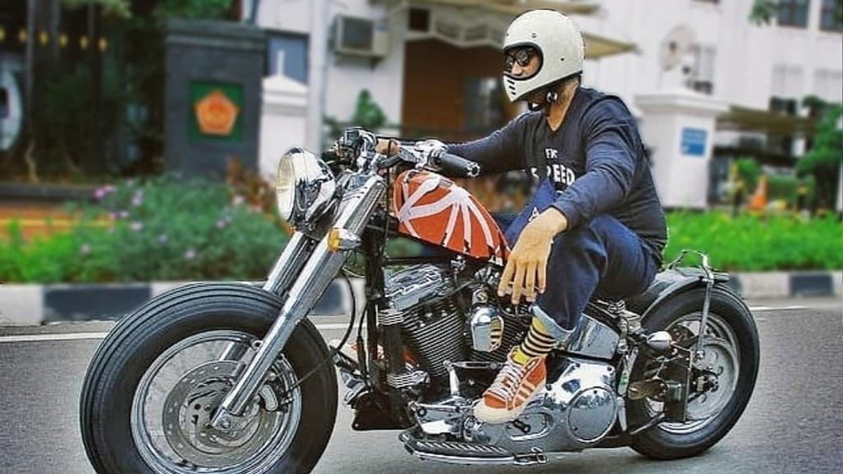 FOTO: 6 Artis Pria Ini Doyan Naik Moge, Kece Abis - Foto Liputan6.com