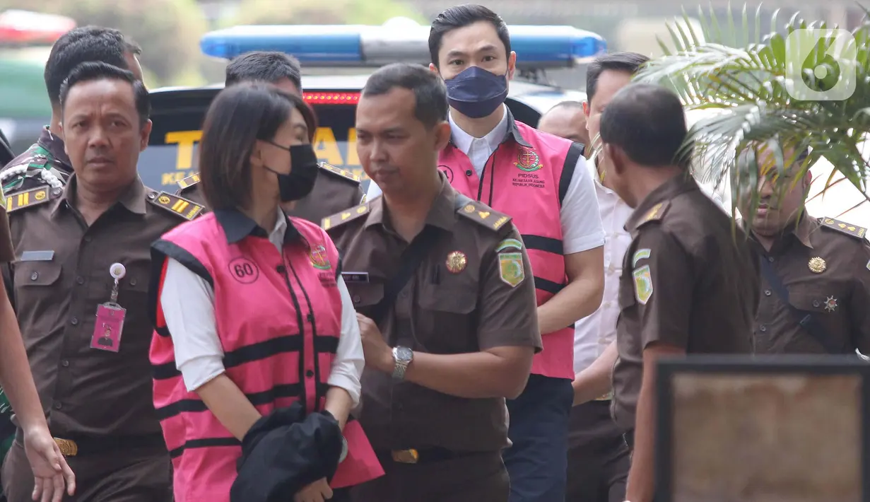 Penampakan Harvey Moeis dan Helena Lim Saat Dilimpahkan ke Kejari ...