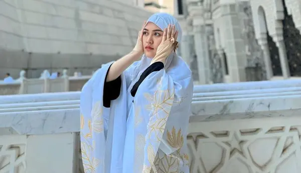 6 Potret Terbaru Iris Wullur Mantan Artis yang Disebut 'Ibu-Ibu Cantik' di TikTok - Hot Liputan6.com