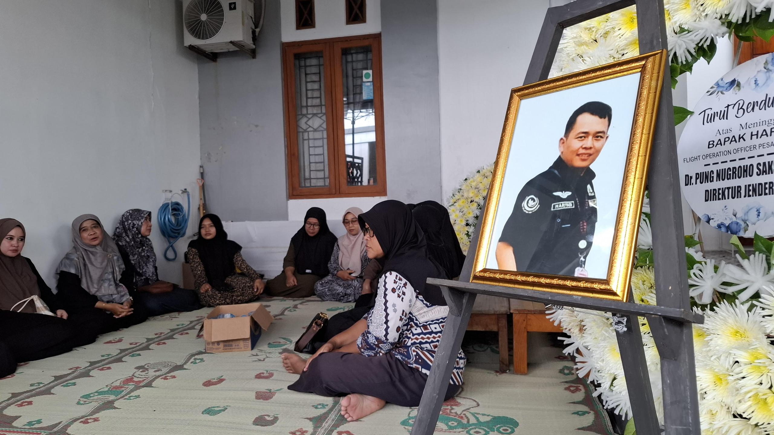 Rumah Kru Pesawat ATR Dipadati Pelayat dan Karangan Bunga, Ada dari ...
