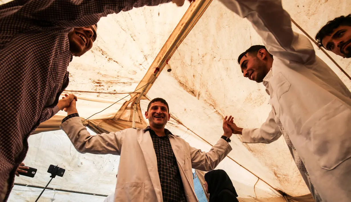 FOTO: Sederhana, Petugas Medis Palestina Gelar Pernikahan di Tenda ...
