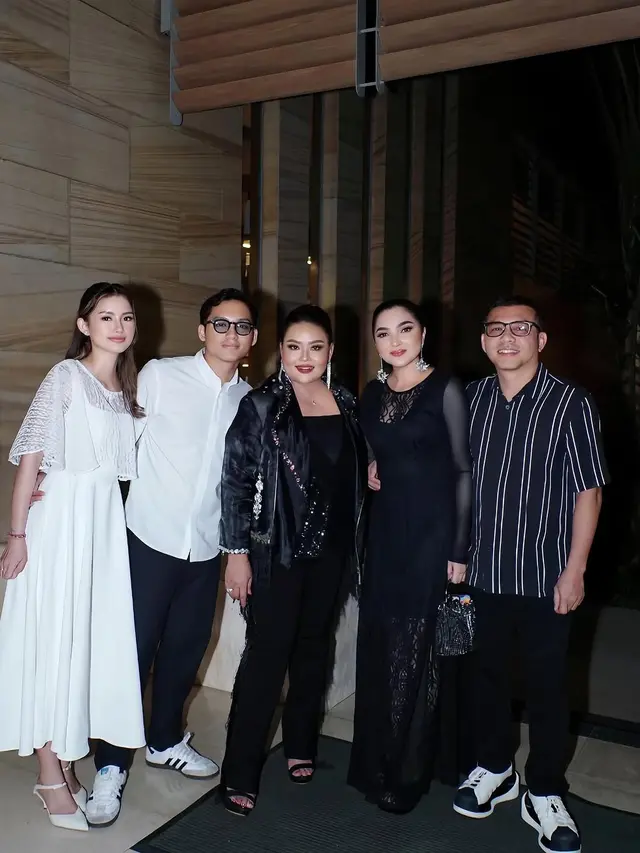 Penampilan Sarah Menzel di Ultah ke-50 Ibunda Disanjung Aurel ...