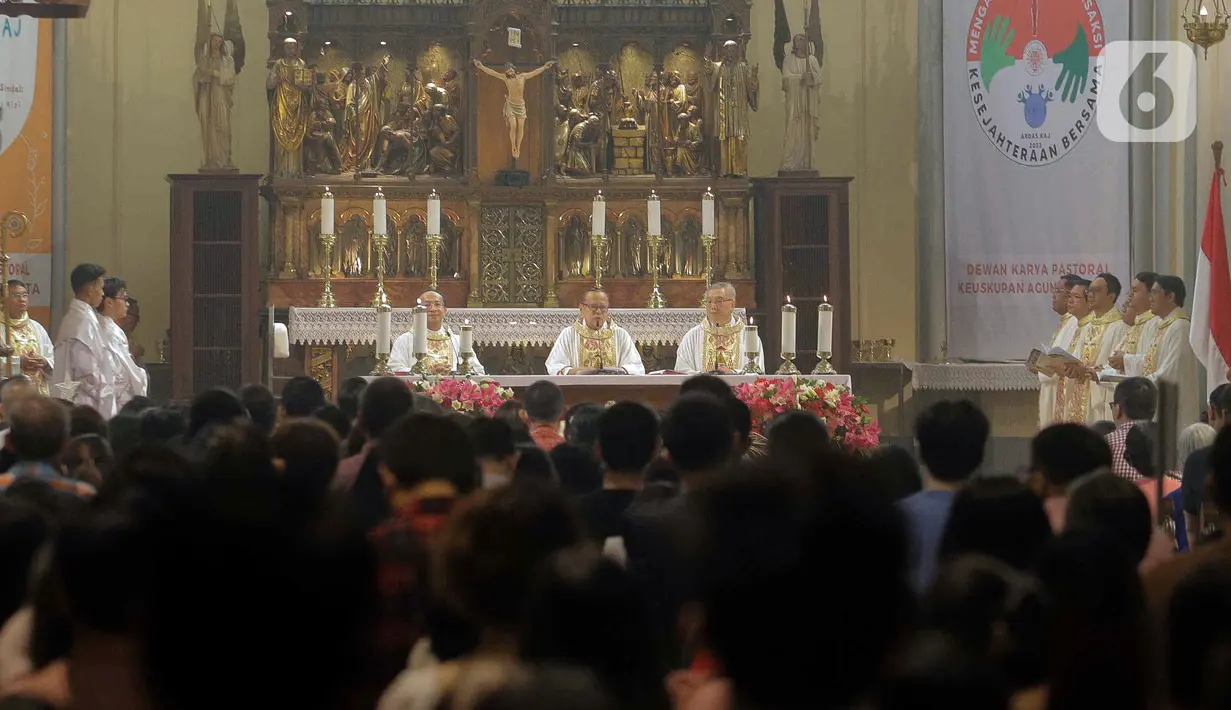 Khidmat Misa Natal di Gereja Katedral Jakarta - Foto Liputan6.com