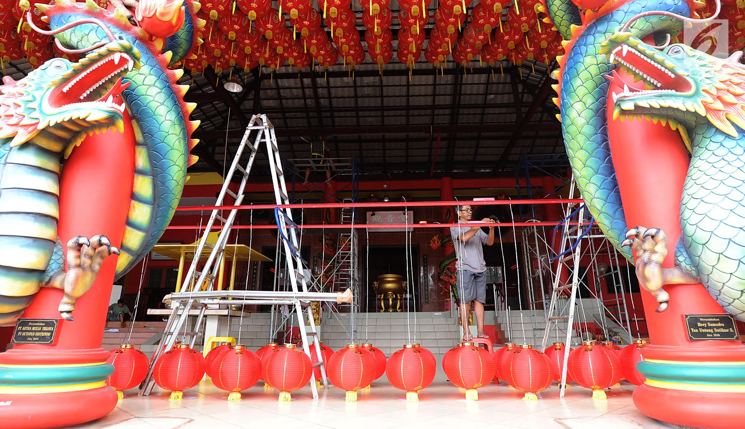 FOTO: Jelang Imlek, Vihara Kwan In Thang Pondok Cabe Dihiasi Ratusan ...