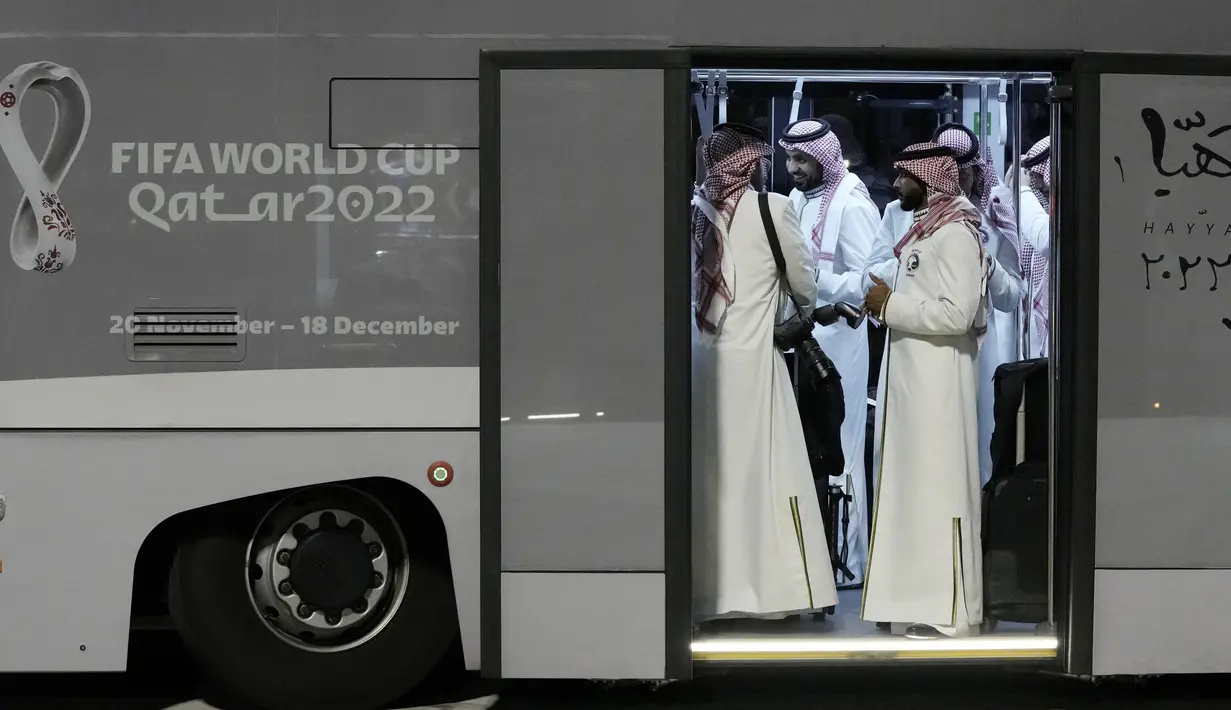 Foto: Berbusana Gamis Lengkap dengan Keffiyeh, Pemain Timnas Arab Saudi ...