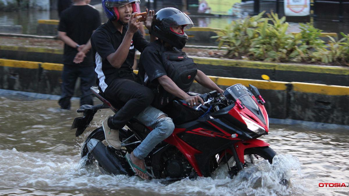 Begini Cara Merawat Motor Saat Musim Hujan - Berita Otosia.com