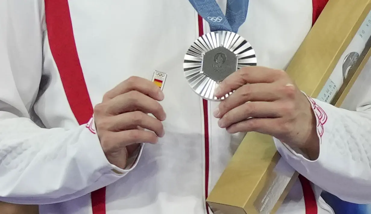 Foto: Pin Kecil He Bing Jiao untuk Carolina Marin di Atas Podium ...