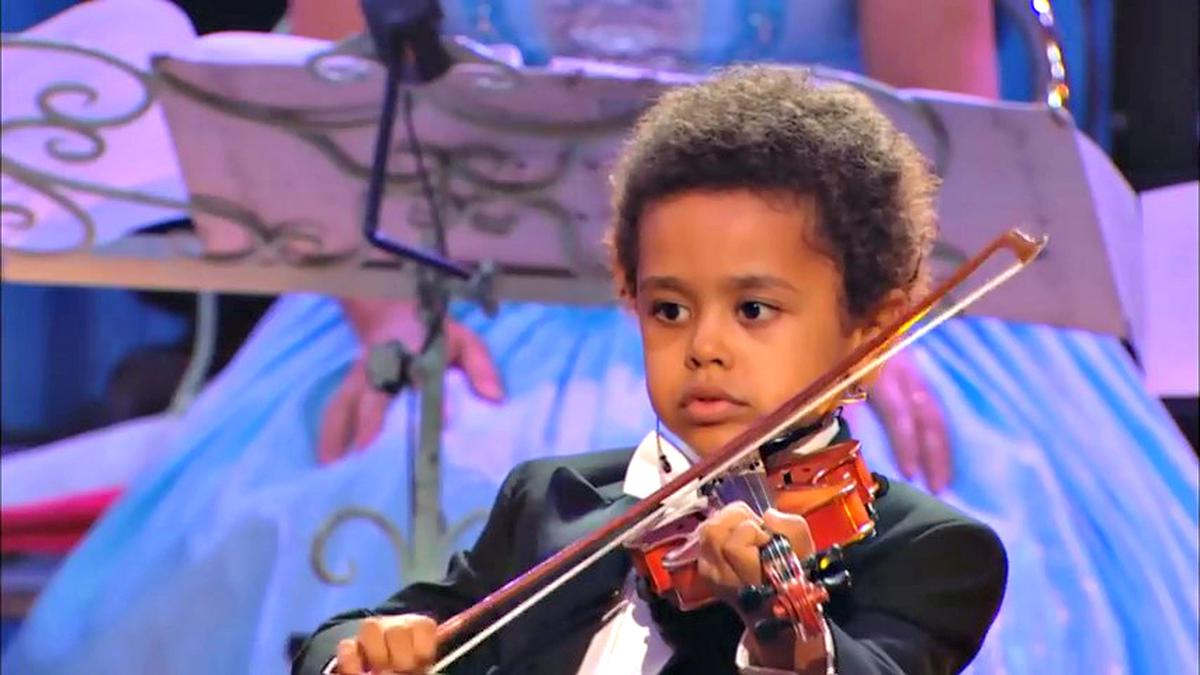 Aksi Keren Balita Piawai Main Biola - Global Liputan6.com