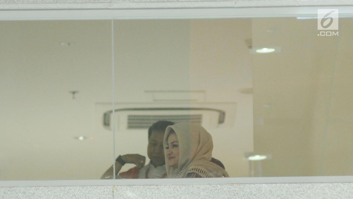 FOTO: Usai Diperiksa KPK, Deisti Astriani Tagor dan Setya Novanto Terlihat Bersama - Foto ...