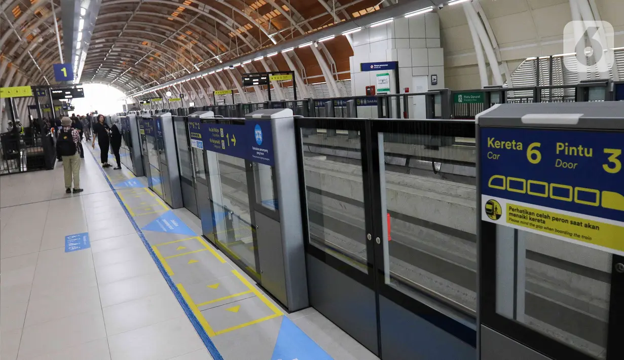 Mencoba Uji Rangkaian Kereta LRT Jabodebek Jelang Pengoperasìan Terbatas - Foto Liputan6.com