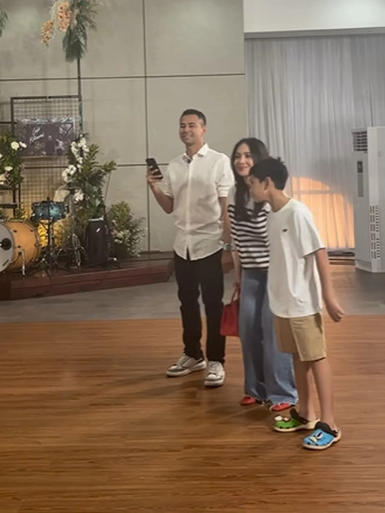 5 Momen Nagita Slavina dan Raffi Ahmad Tampil Serba Putih di Perayaan Ultah Pernikahan ke-10 ...