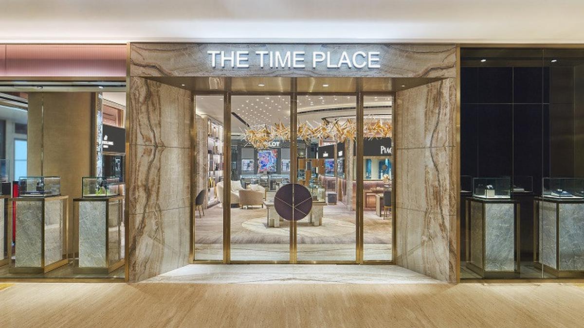 Memilih Jam Tangan Semakin Menarik di Toko Mewah The Time Place - Photo ...