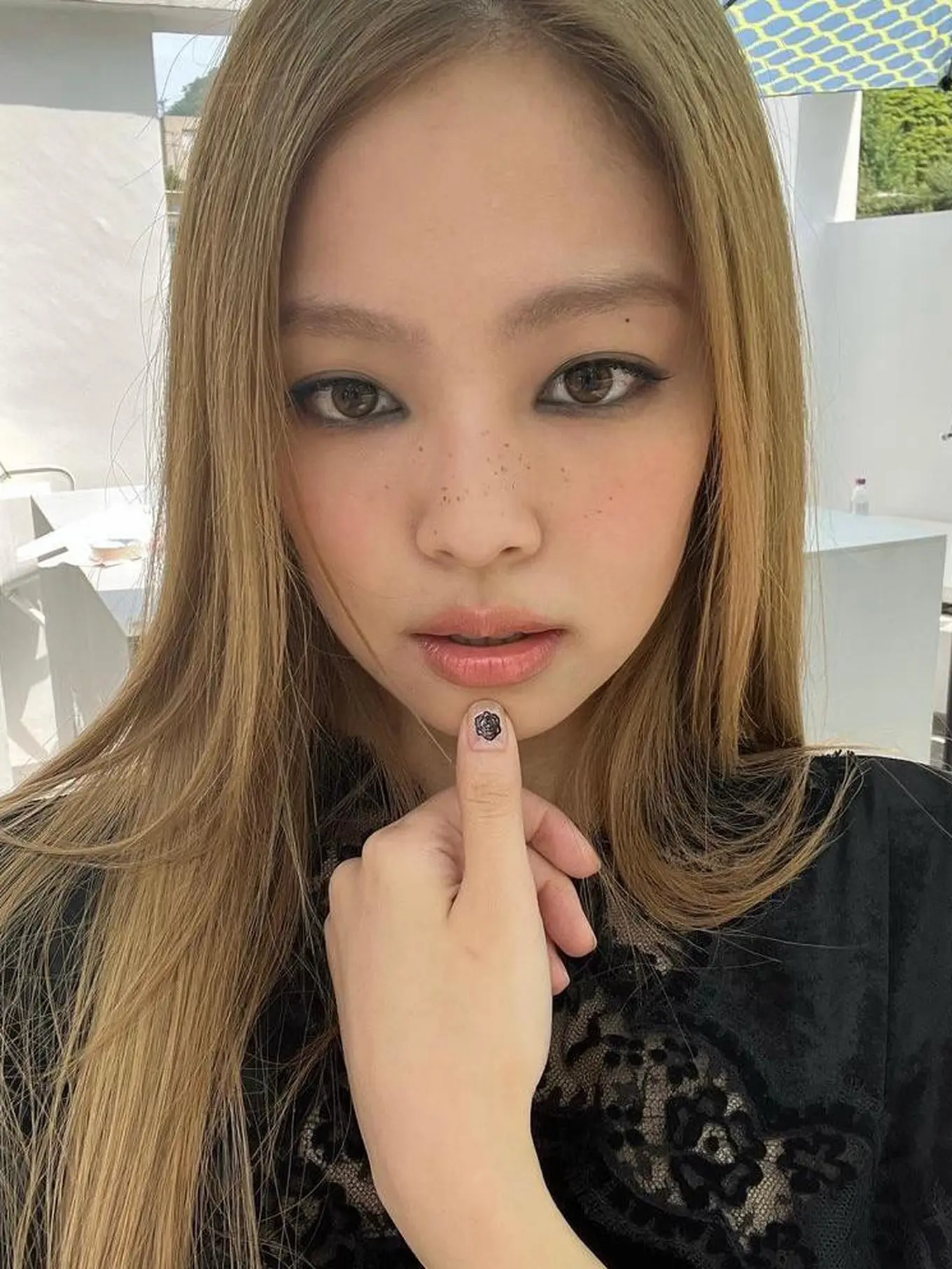 Jennie BLACKPINK Bikin Pangling dengan Makeup Smokey Eyes dan Warna ...