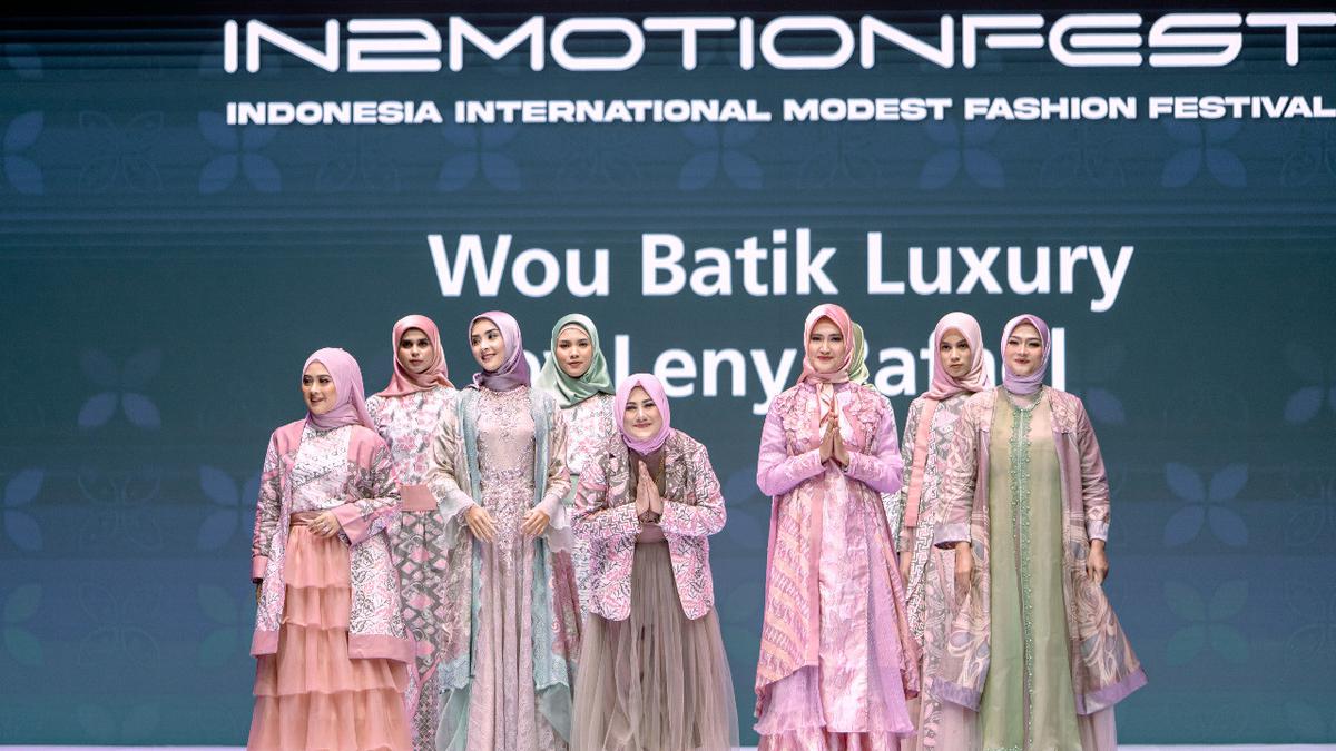 Debut Batik dalam Nuansa Glamor Karya Leny Rafael di ISEF 2022