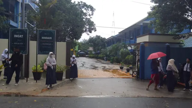 Kurang Ruang Kelas karena Siswa Membeludak, Sekolah di Batam Berlakukan ...
