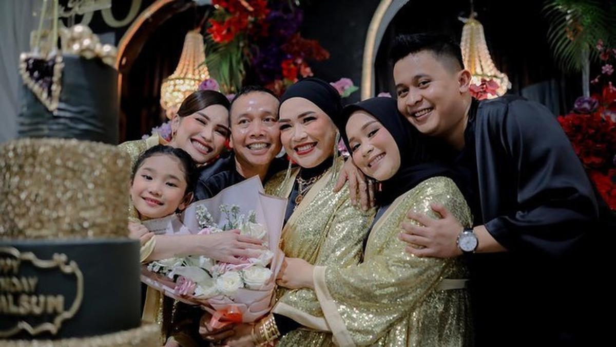 Kebahagiaan Ibunda Ayu Ting Ting Rayakan Ultah ke-50 Bersama Anak dan Cucu Tercinta - Foto ...