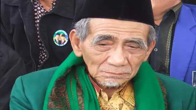 4 Tahun Dimakamkan Jenazah Mbah Moen Utuh, Ini Biografi KH Maimoen ...