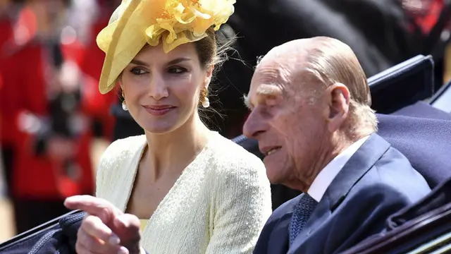 Desainnya Unik, 6 Bentuk Topi Wanita Kerajaan di Berbagai Negara Ini ...