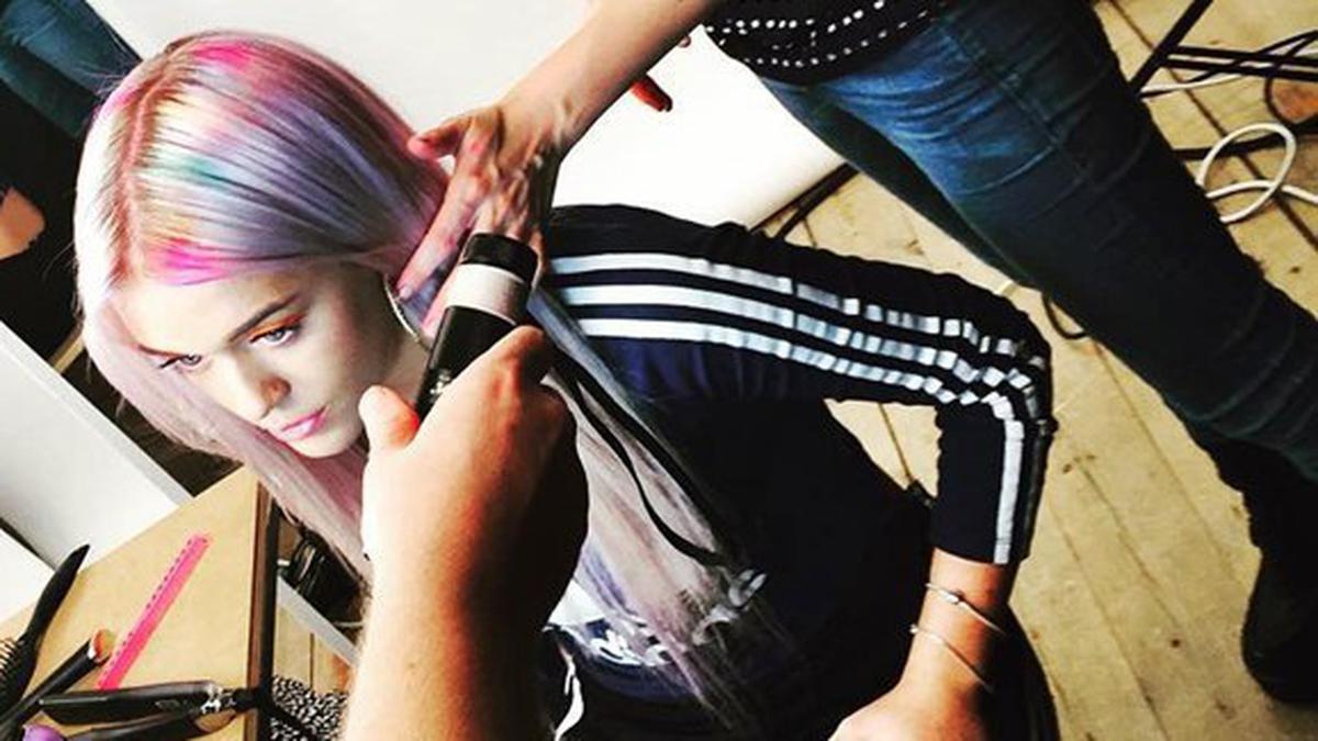 Rainbow Roots, Warna-Warni Cantik Hiasi Pangkal Rambut. Tertarik Mencoba?