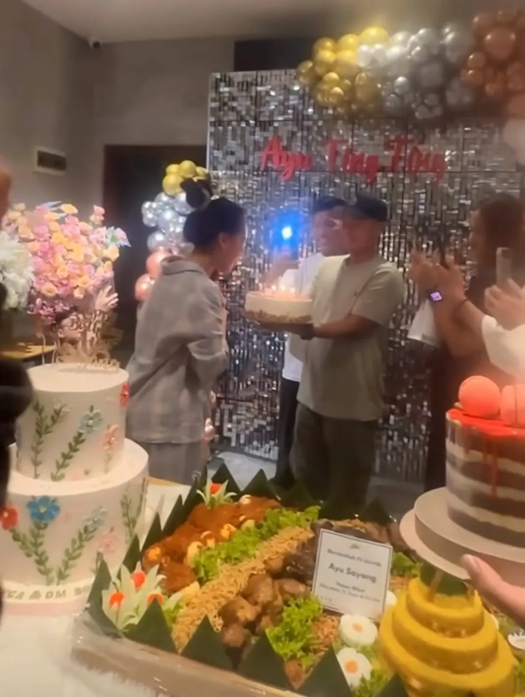 Momen Ayu Ting Ting Rayakan Ulang Tahun ke-32 Tanpa Ayah Ibu - Foto Liputan6.com