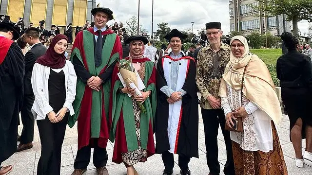 Pernah Viral Wisuda Diantar Ayah Naik Becak, Ini 6 Potret Terbaru Raeni ...