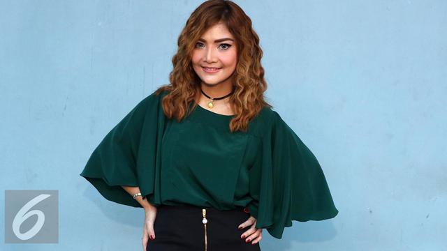 Irma Darmawangsa Berpose Tak Biasa di Pinggir Pantai