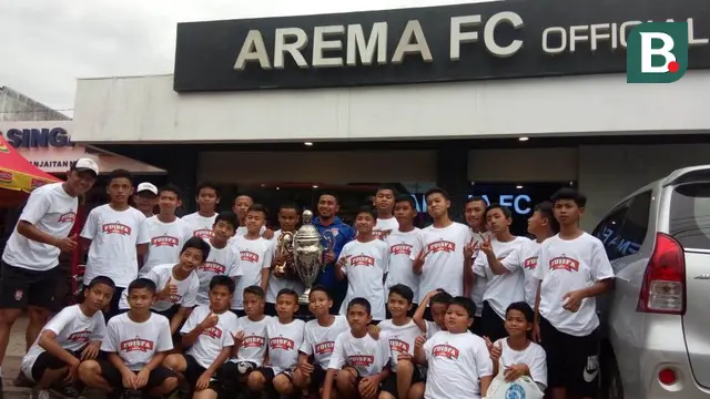 Momen Firman Utina Reuni dengan Trofi Copa Indonesia di Kantor Arema ...