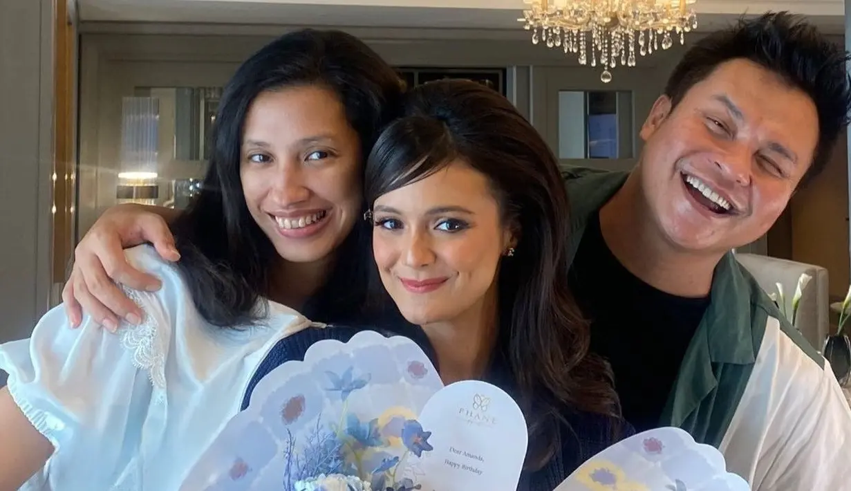 Potret Gaya Rambut Klasik Era 60-an Amanda Rawles, Makin Mirip Bule ...