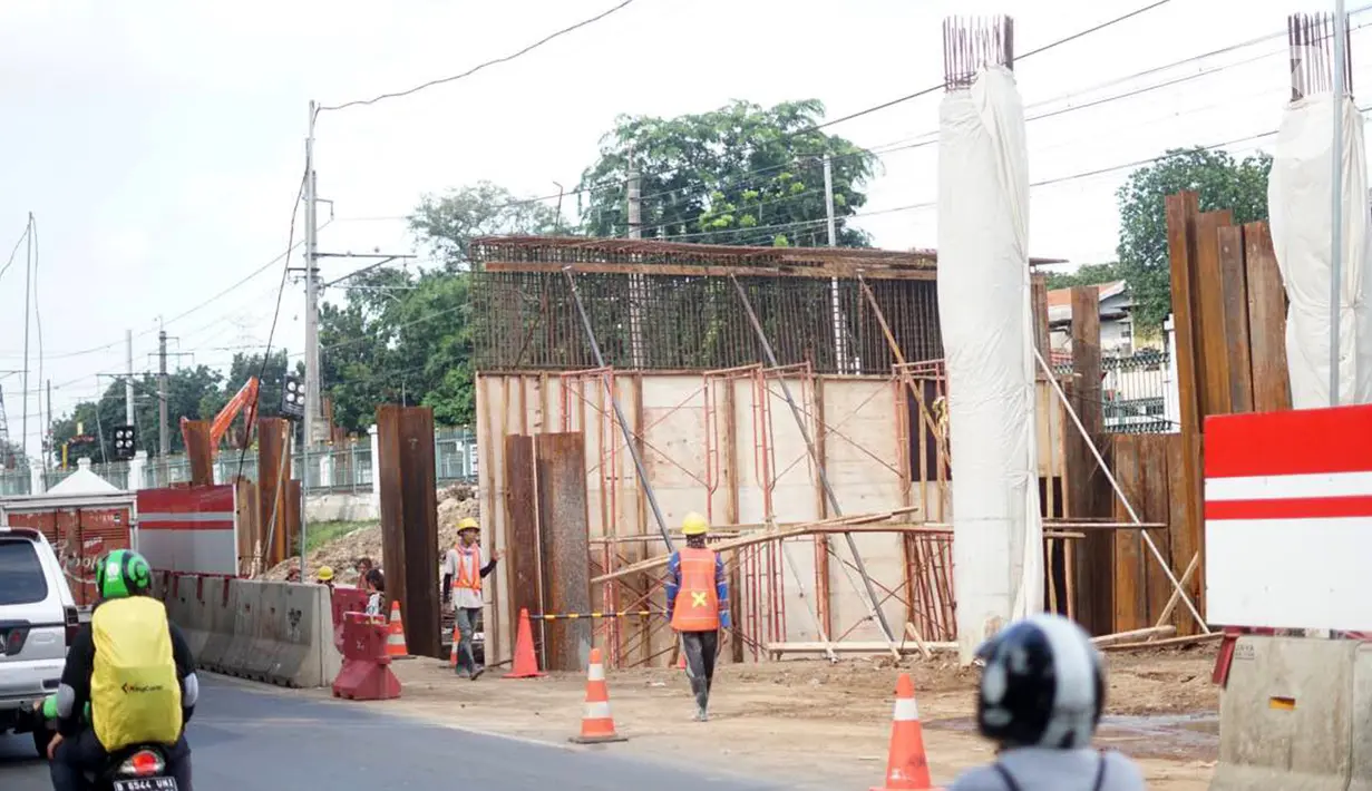 FOTO: Pembangunan Flyover Poltangan Tuai Protes Warga - Foto Liputan6.com