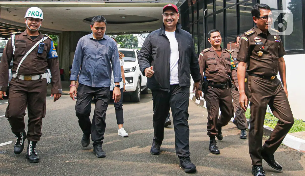 Menpora Dito Ariotedjo Penuh Senyum Saat Penuhi Panggilan Kejagung untuk Pemeriksaan Kasus ...