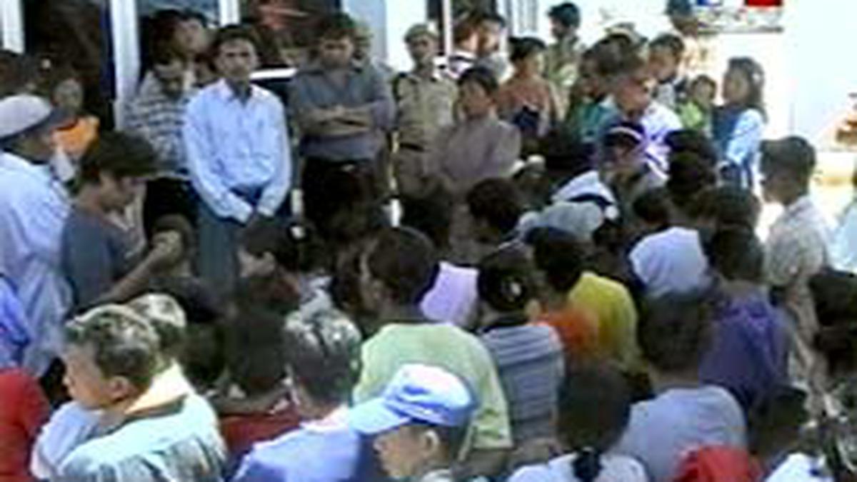 Evakuasi Warga di DPRD Bitung Nyaris Rusuh - News Liputan6.com