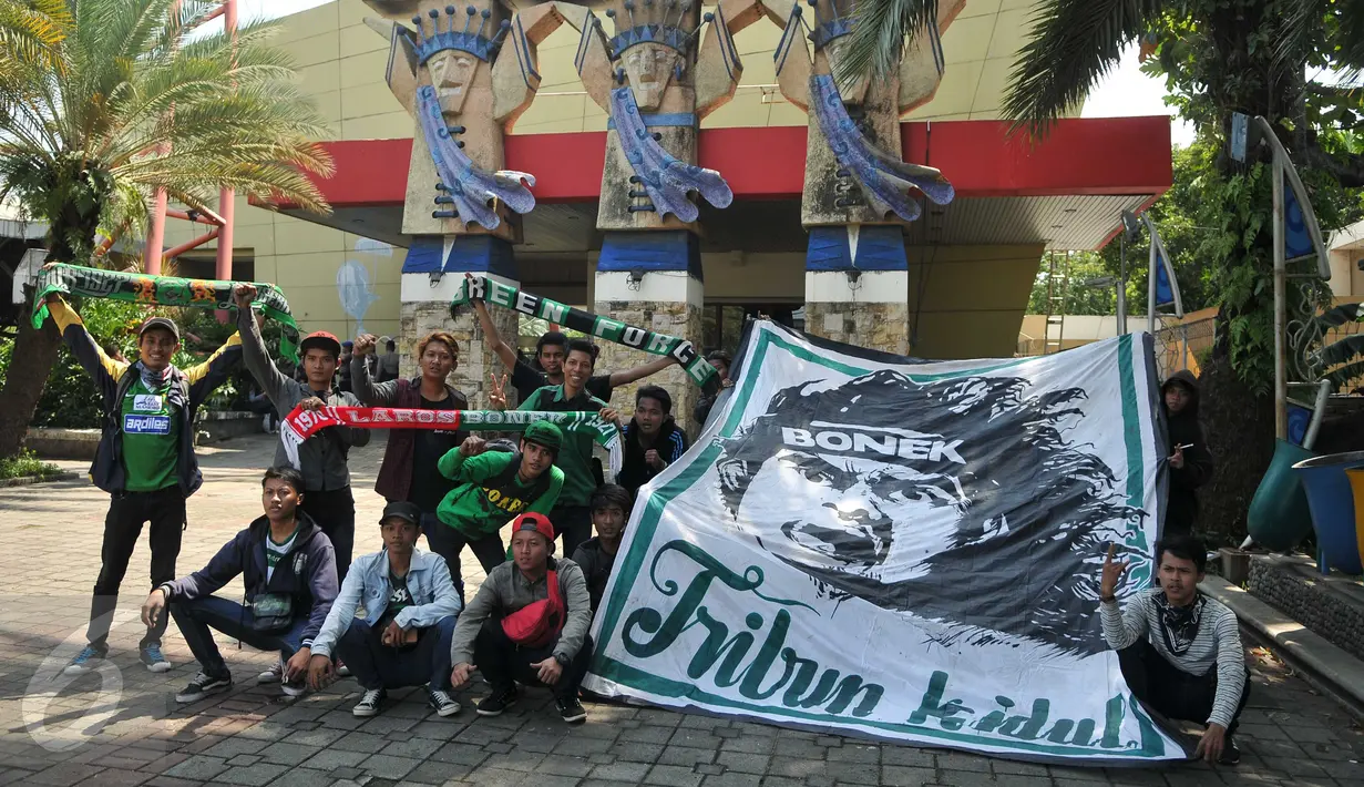 Bonek Bentangkan Spanduk di Depan Pintu Masuk KLB PSSI - Foto Liputan6.com