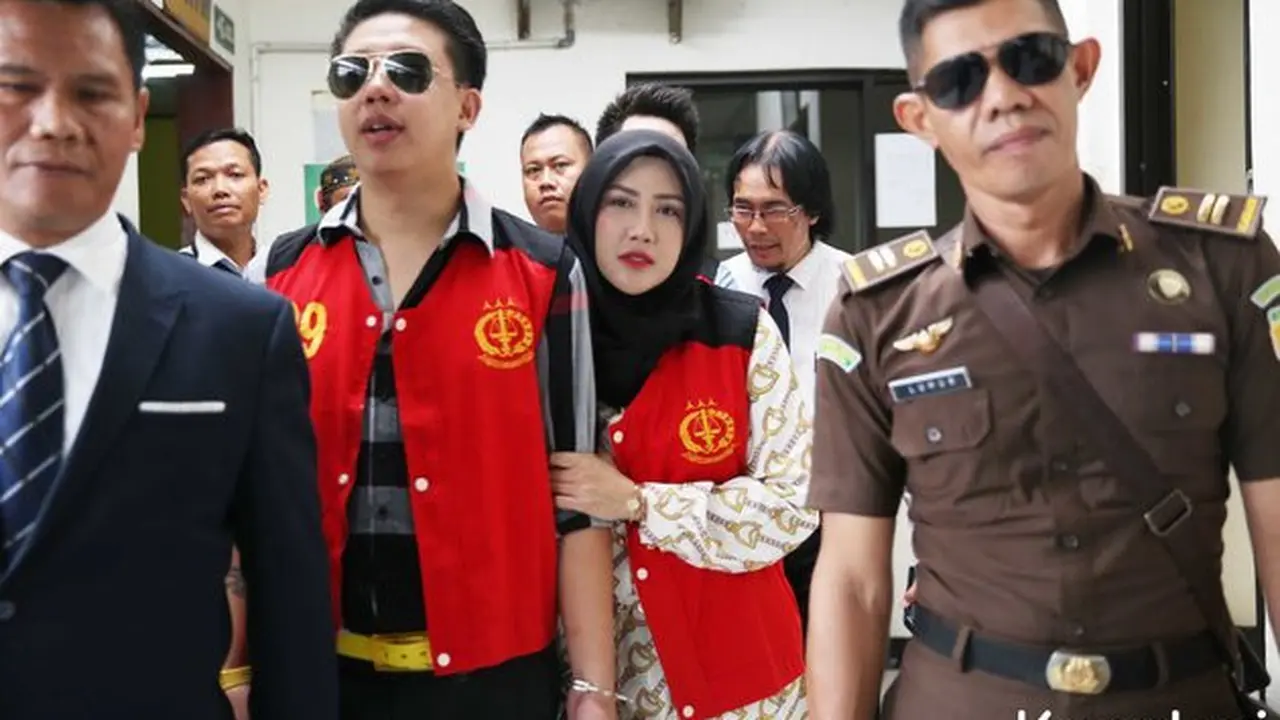 6 Potret Rey Utami Berhijab di Dalam Tahanan, Penampilan Lebih ...