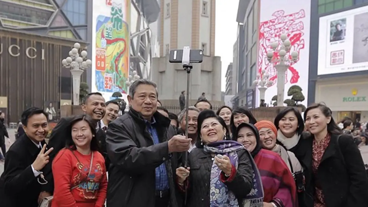 Serunya Pak SBY dan Bu Ani Ber-Selfie Ria dengan Tongsis - Photo Fimela.com