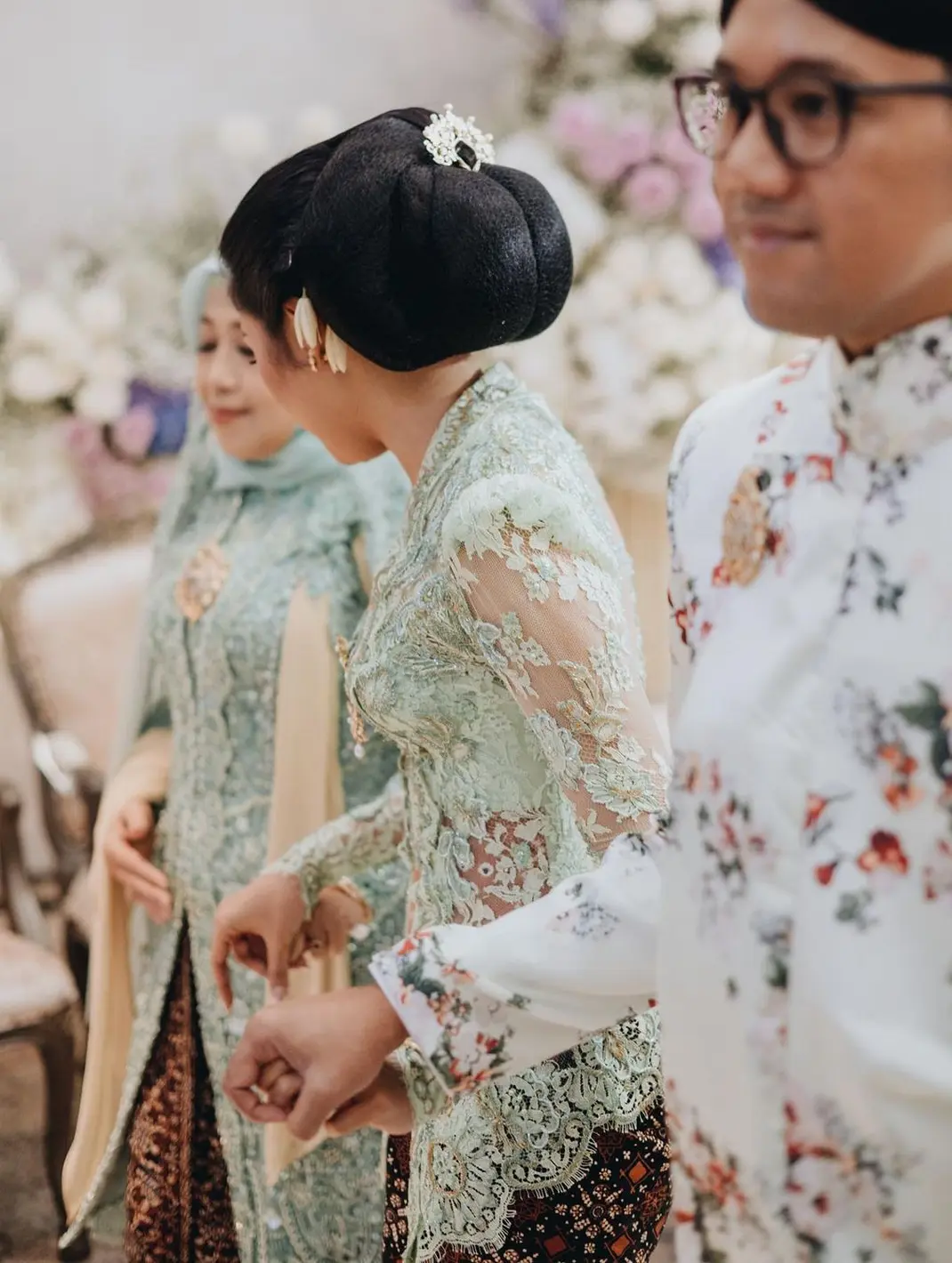 8 Potret Detail Kebaya-Makeup Erina Gudono di Momen Sungkeman dan ...