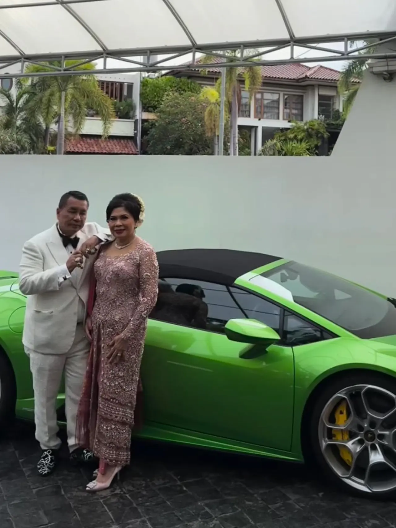 Intip Penampilan Hotman Paris dan Istri di Pernikahan Frank Hutapea sang Putra, Menawan Serba ...