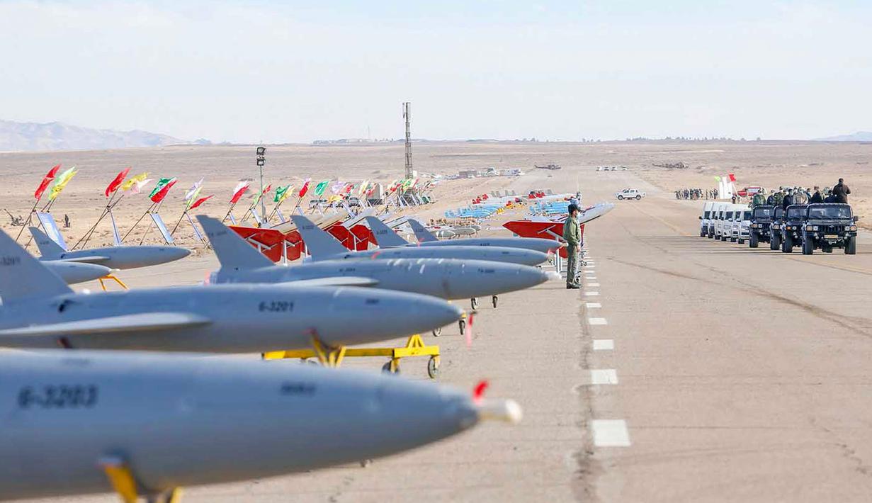 FOTO: Latihan Drone Besar-besaran Militer Iran - Foto Liputan6.com