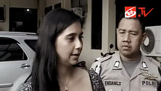 Ayu Azhari Jemput Sean di Kantor Polisi - ShowBiz Liputan6.com