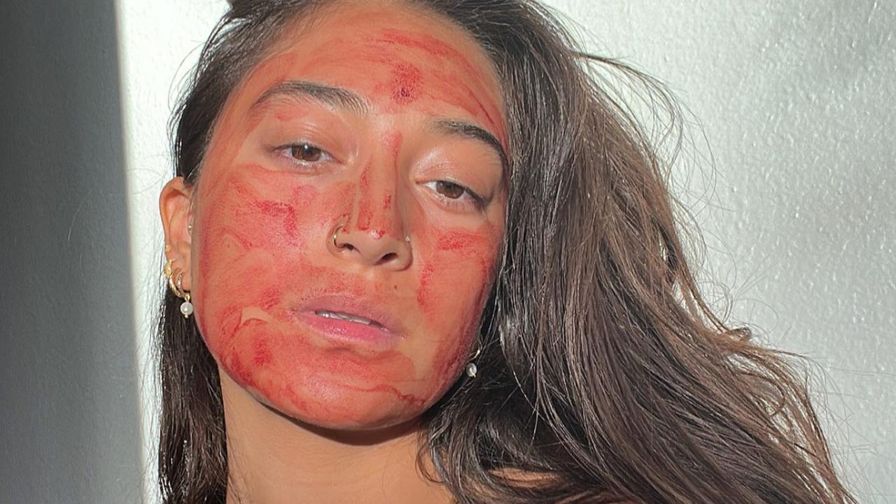 Bahaya Menstrual Masking, Tren Viral yang Gunakan Darah Haid untuk ...