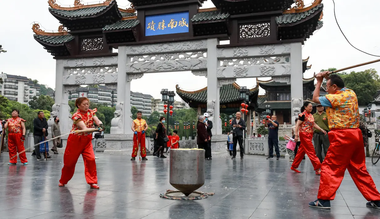 FOTO: Melihat Permainan Gangsing Raksasa di China - Foto Liputan6.com