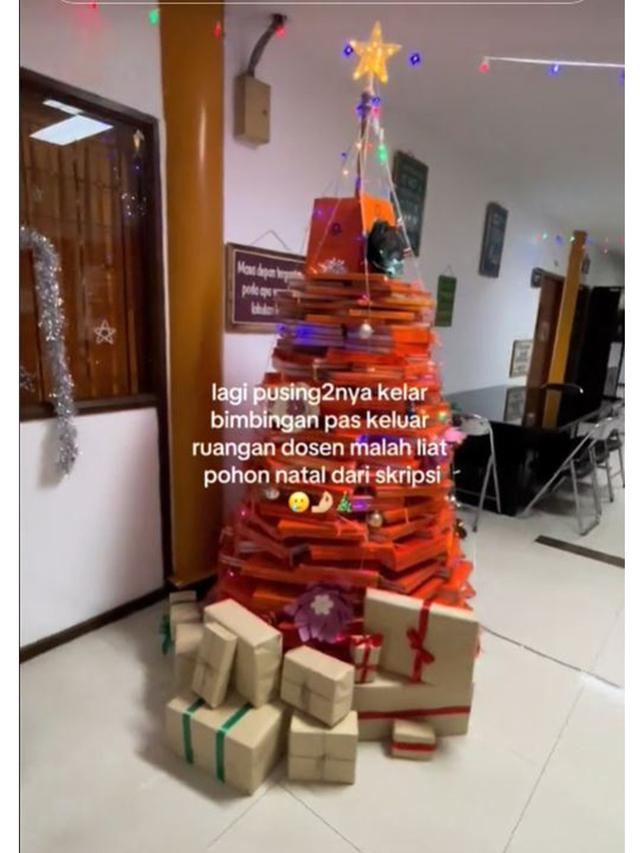 Pohon Natal dari Tumpukan Skripsi Ini Bikin Syok Mahasiswa, Ditaruh ...