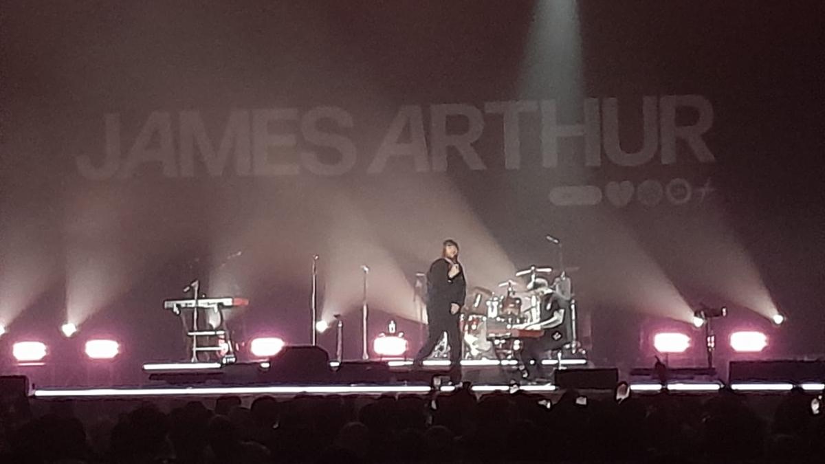 James Arthur Duet Bareng Seorang Penggemar di Atas Panggung Lewat Lagu ...