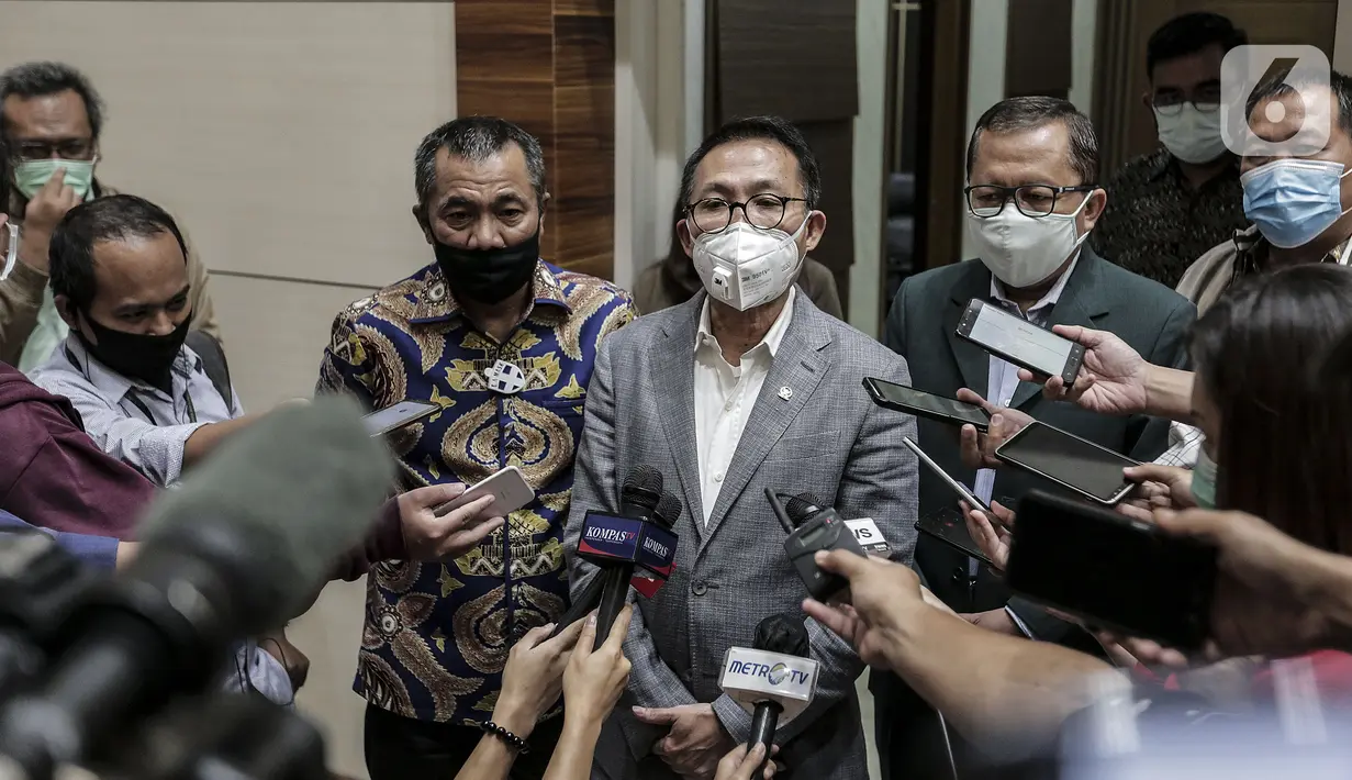FOTO: MAKI Serahkan Salinan Surat Jalan Djoko Tjandra ke DPR - Foto ...