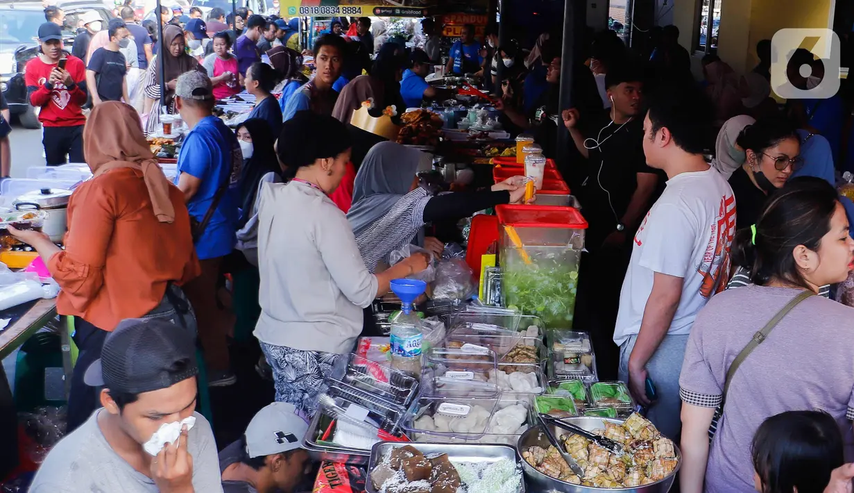 Berburu Takjil Buka Puasa Ramadhan 2023 di Kawasan Benhil - Foto Liputan6.com