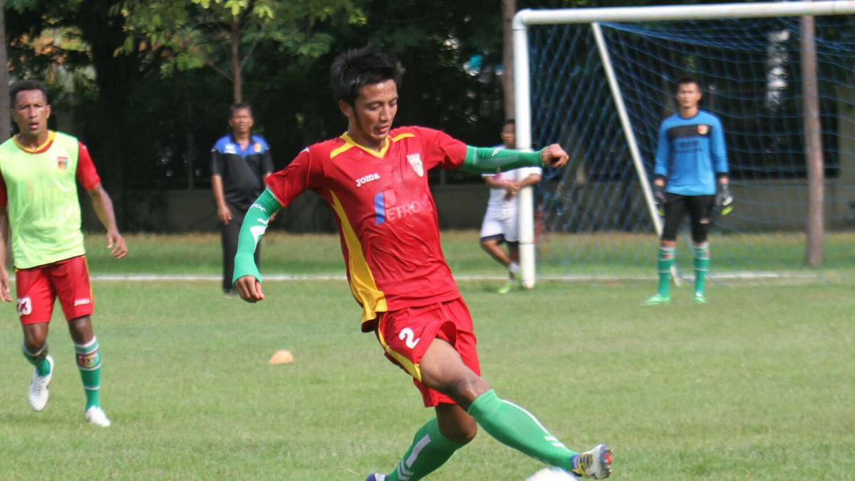 Ahmad Bustomi Jadi Incaran Gelandang Mitra Kukar yang Satu Itu