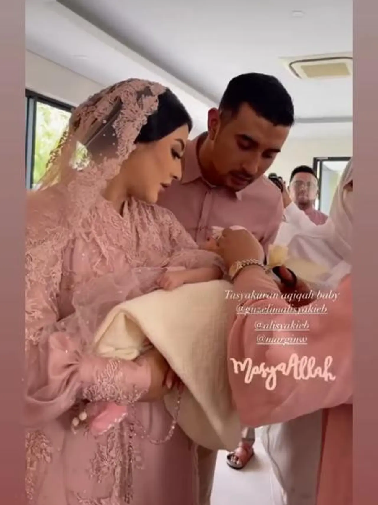 7 Momen Akikah Baby Guzelim Anak Margin Wieheerm dan Ali Syakieb ...